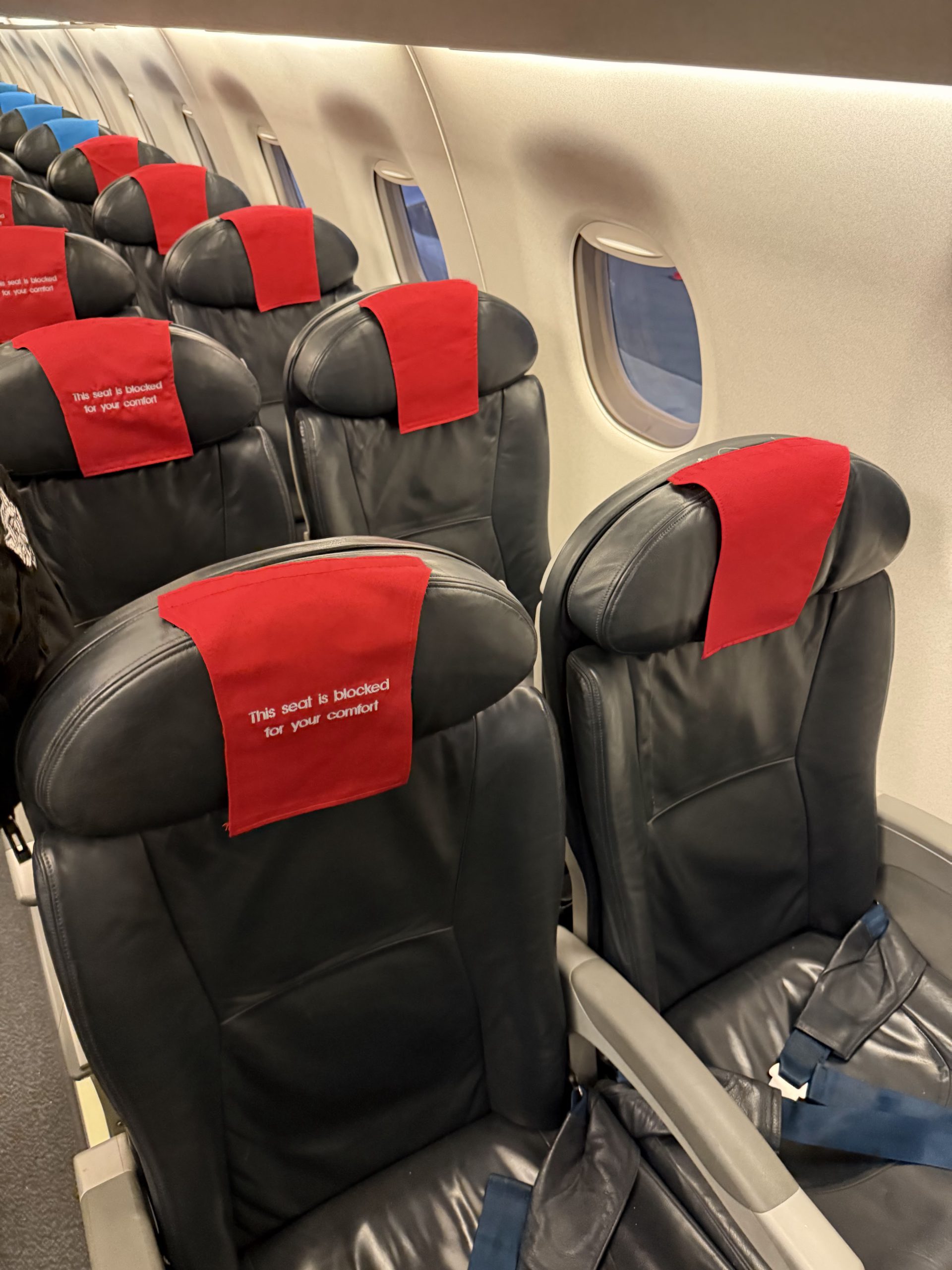 LOT Embraer 190 Business Class Vilnius to London City Review ...